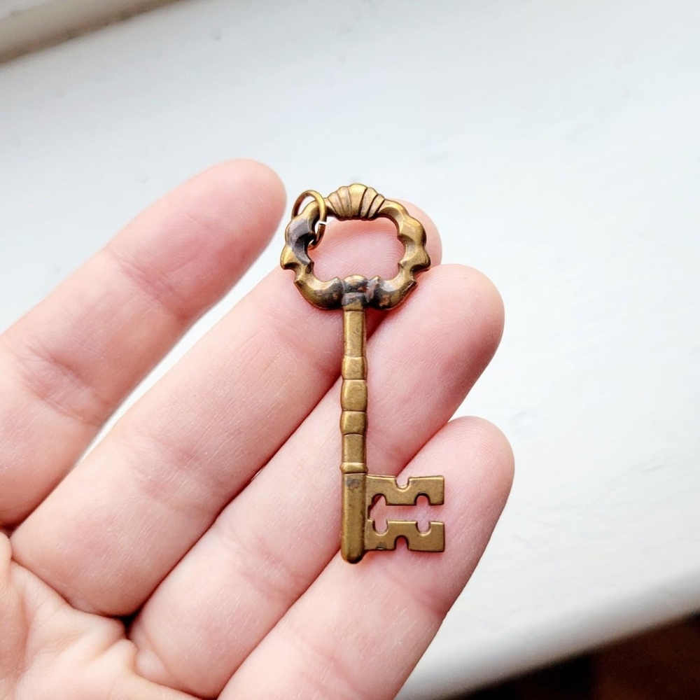 Vintage Bronze Skeleton Key Art Deco Style Pendant - Gem